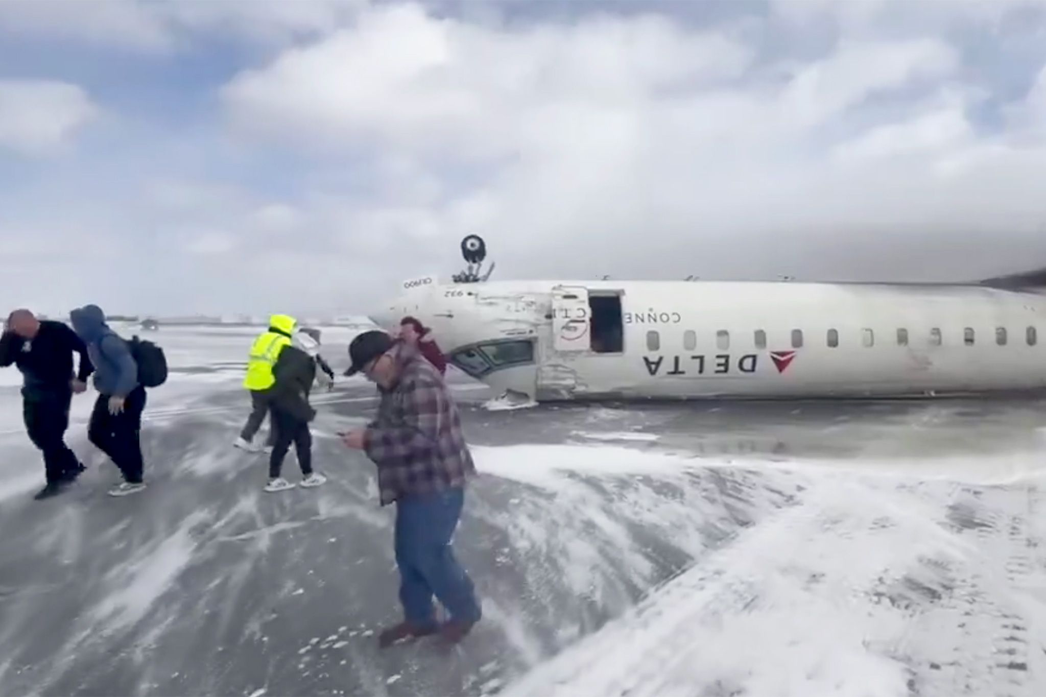 Videos show passengers evacuating Delta plane after crash at Toronto ... Videos show passengers evacuating Delta plane after crash at Toronto ...
