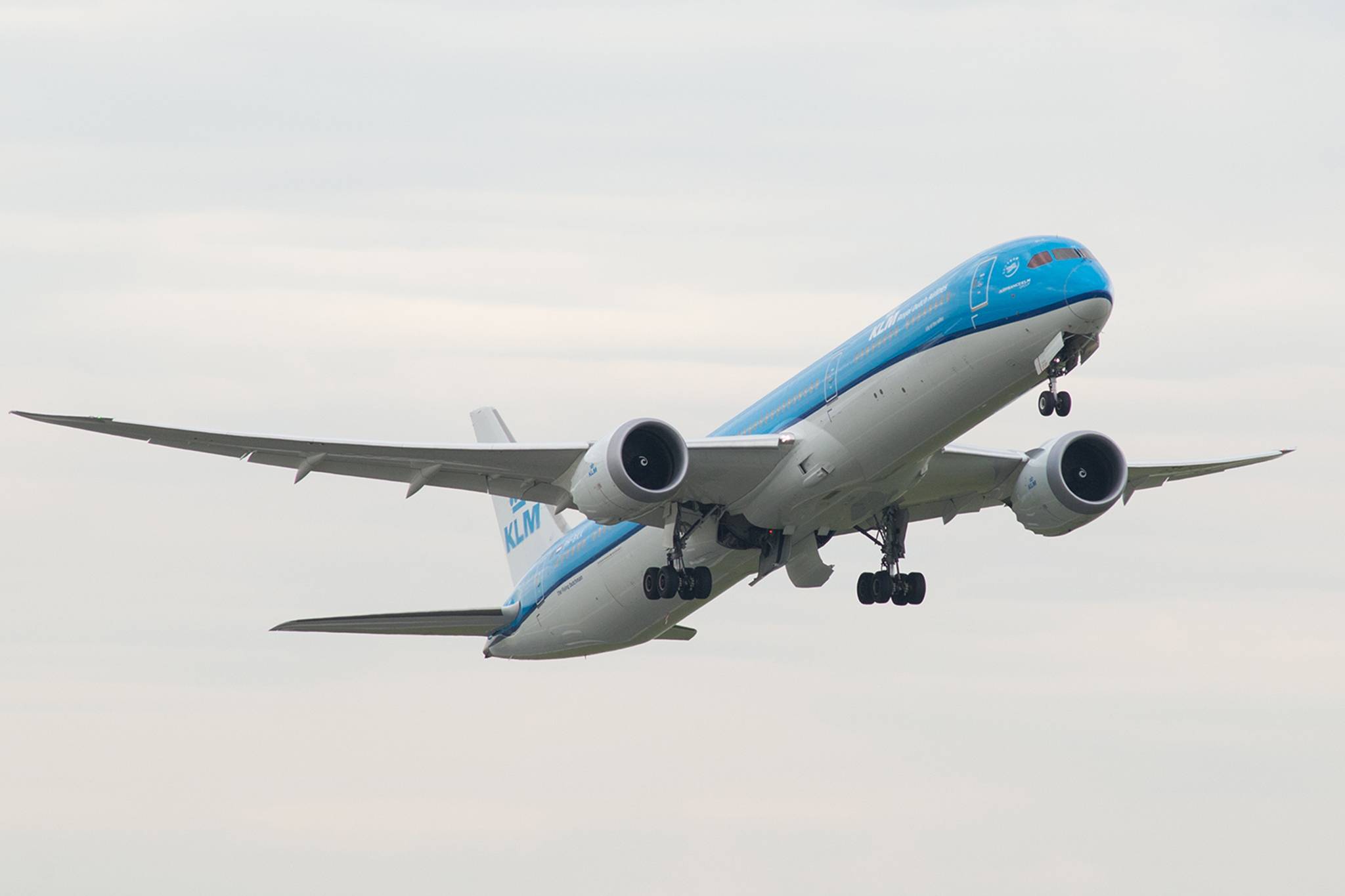 Flight headed to Toronto forced to make U-turn over ocean Flight headed to Toronto forced to make U-turn over ocean